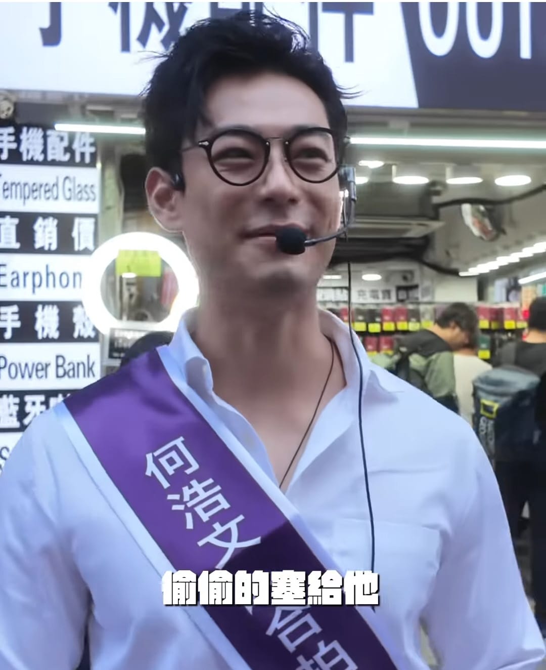 HK Star, Once A Household Name, Ignored While Handing Out Flyers - 8days