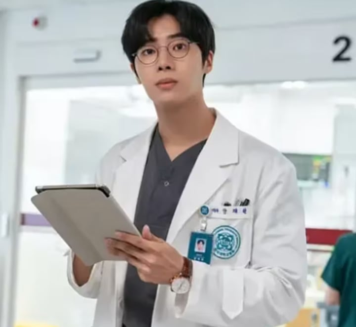 Trauma Code Star Choo Young Woo Unfollows 40 Sexy Influencers On IG ...