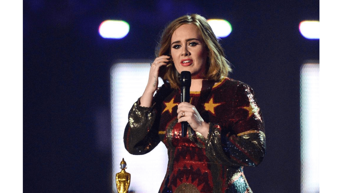Adele tells jokes after powercut - 8days