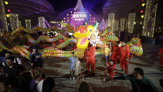 圣淘沙“超乎想象的世界”嘉年华 88米巨龙迎蛇年 - 8world