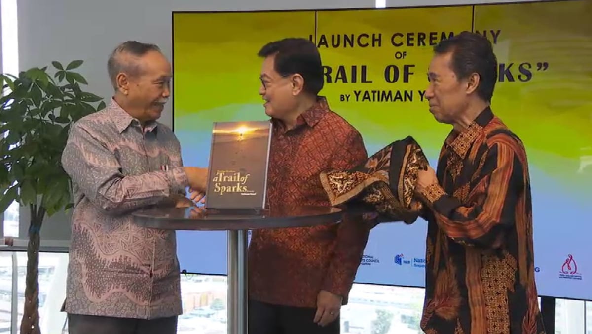 Buku 'A Trail of Sparks' karya Yatiman Yusof dilancarkan - BERITA Mediacorp