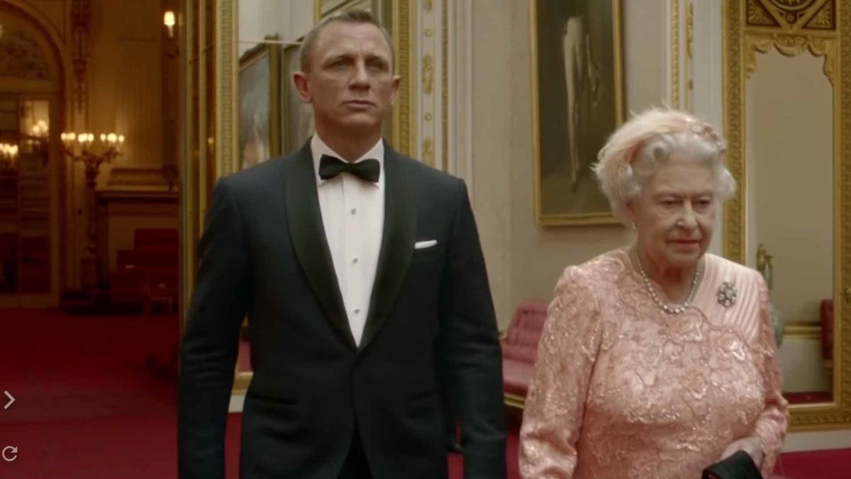 Daniel Craig Pays Tribute To "Incomparable" Queen Elizabeth II: "She ...