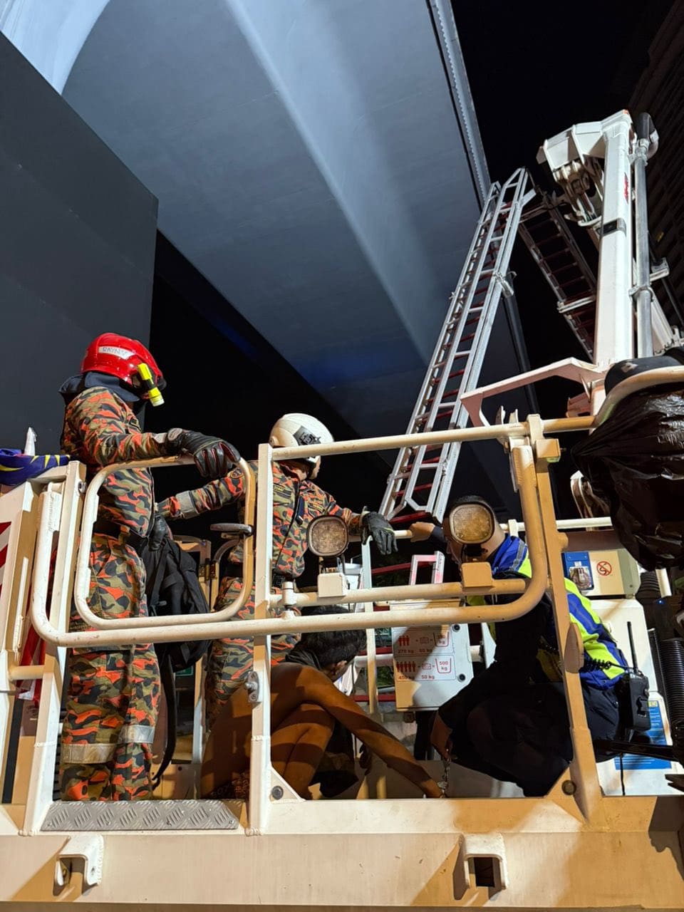 马国男子疑偷电缆 卡在捷运混凝土柱动弹不得 - 8world