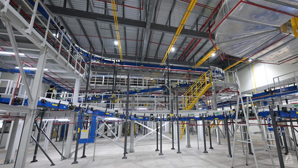 Changi Airport Terminal 2 introduces fully automated baggage storage ...