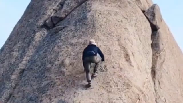 没有防护装备！中国70后户外网红 徒手攀岩坠崖身亡 - 8world