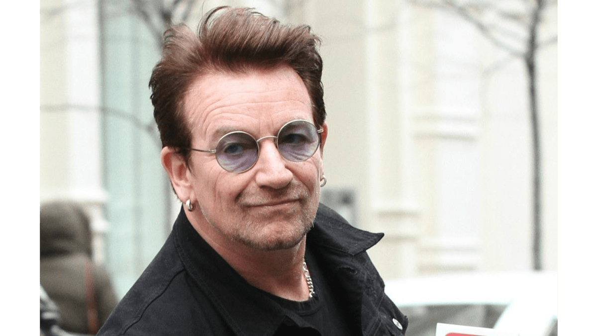 U2 stars perform on Berlin's U2 subway line - 8days