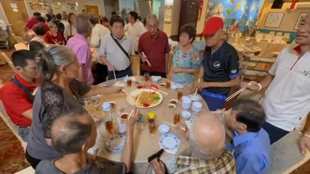 义工组织为独居老人办新春团圆宴 120人共庆佳节 - 8world