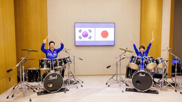 日韩领袖变身鼓手！高市早苗、李在明即兴演奏BTS、“KPop Demon Hunters”歌曲 - vibes by 8world