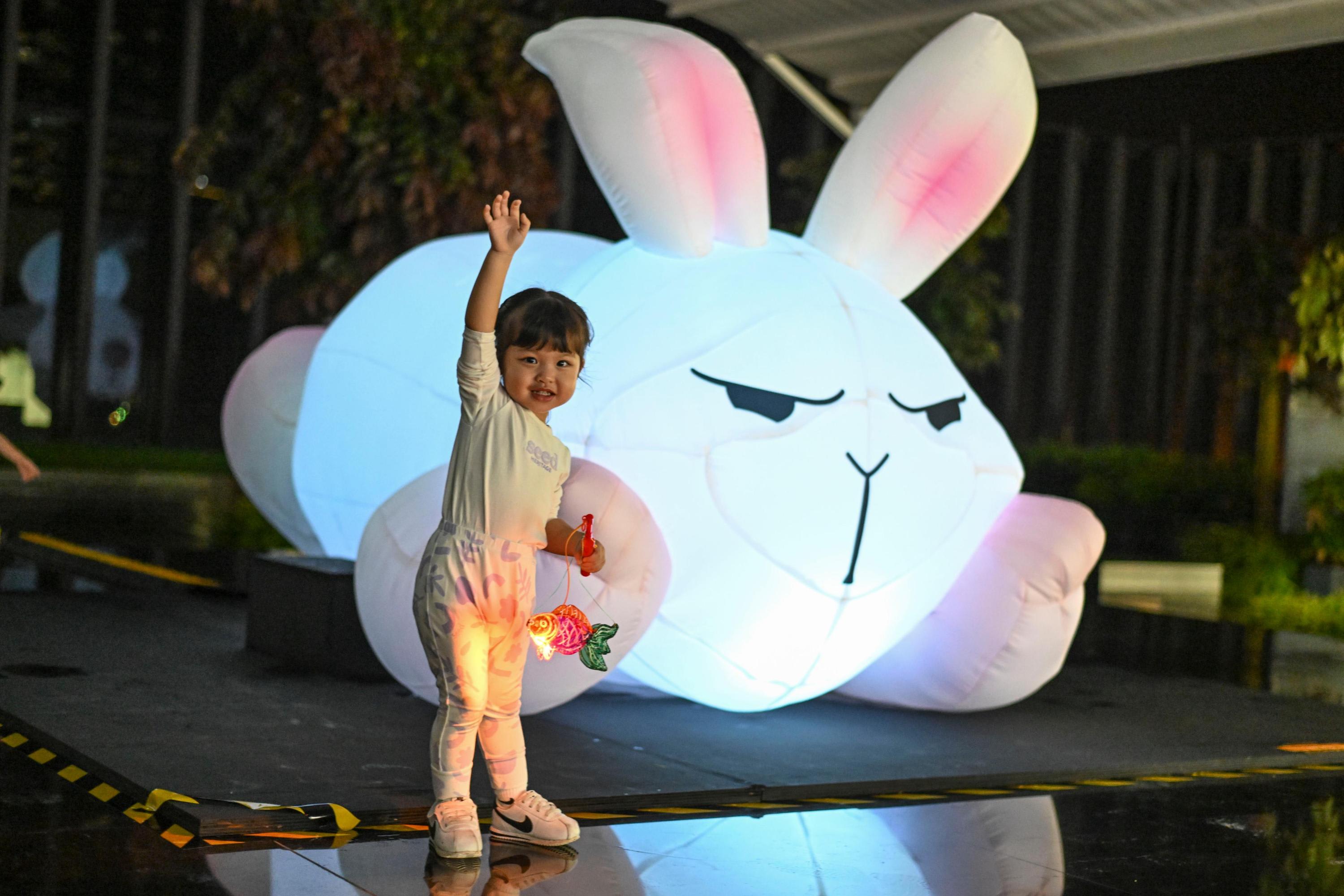 “星期一的布鲁斯”中秋装置登场，5只巨型“厌世兔兔”诉尽上班族心声 - vibes by 8world