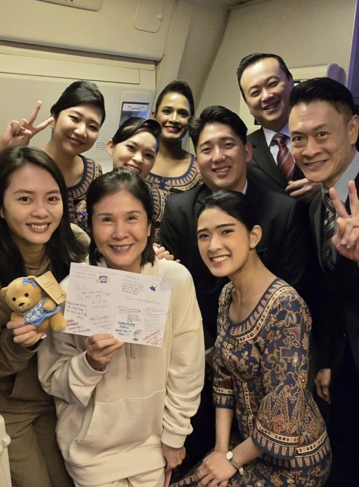 8days - Lin Meijiao Has 61st Birthday Celebration On SQ Flight Thanks To Her Pretty Pilot Niece ...