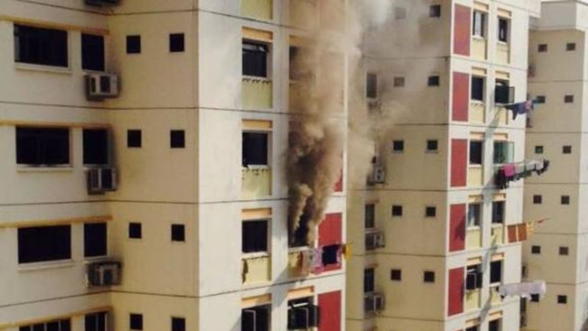 Satu cedera dalam kebakaran di flat Teck Whye Lane - BERITA Mediacorp