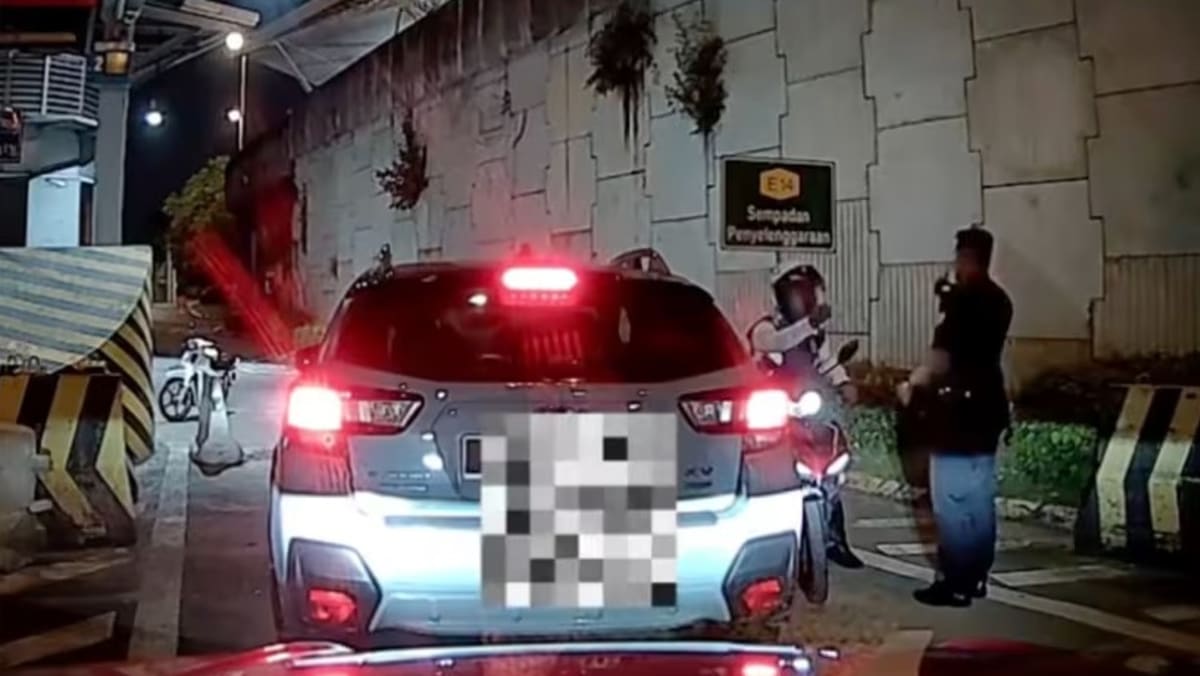 Malaysian police probe officers accused of extorting 2 drivers of Singapore-registered cars at ...