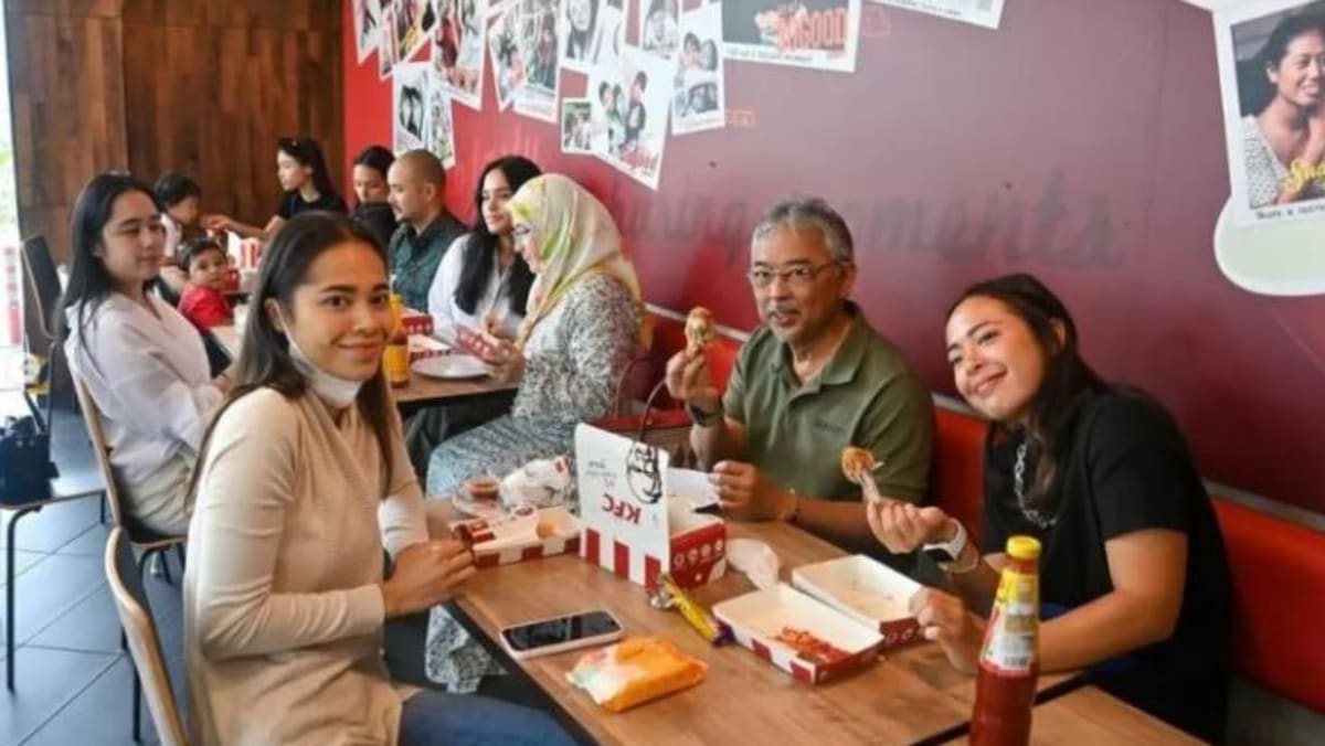 Ramai teruja Agong, Permaisuri muncul di restoran makanan segera untuk ...