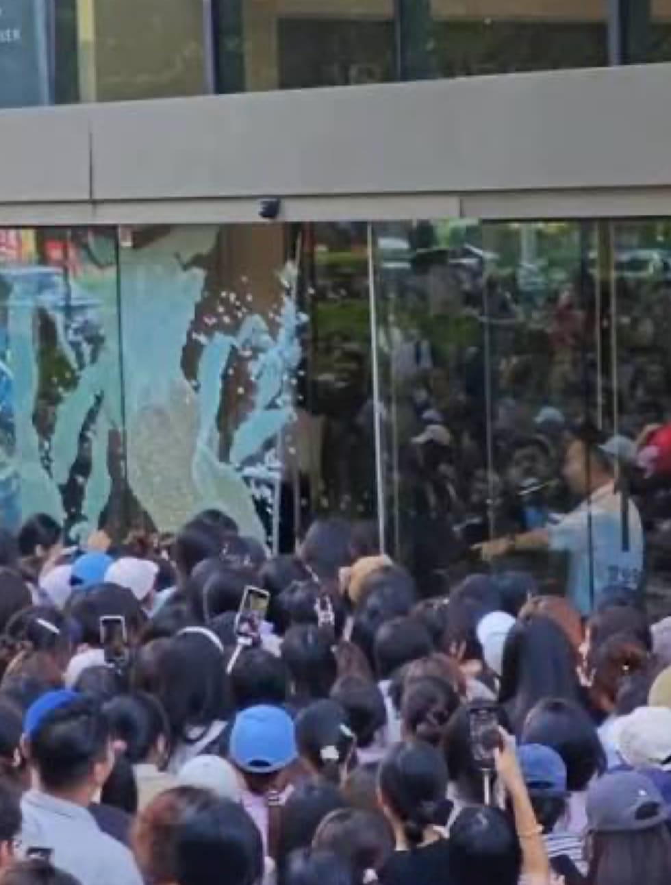 Zhang Linghe’s Studio To Compensate Fans After Mall Glass Shattering ...