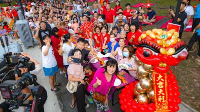 女皇镇1500人齐捞鱼生 388米长打破本地纪录 - 8world