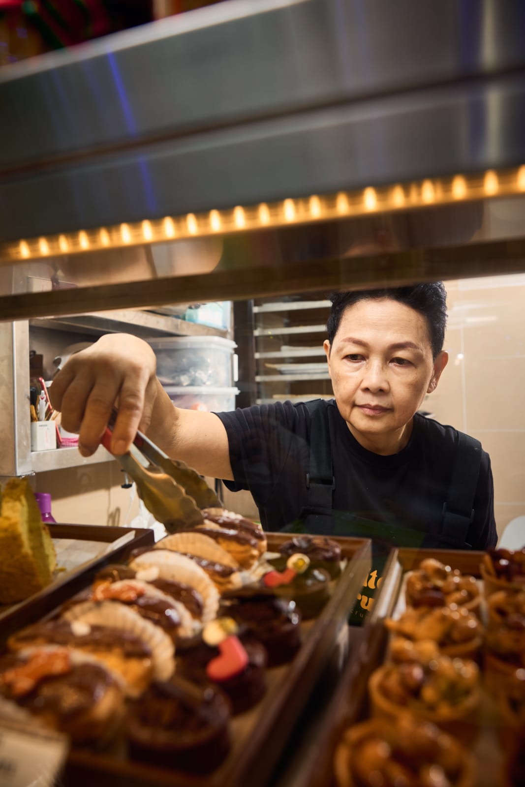 Retrenched Mandarin Hotel Exec Pastry Chef Becomes Hawker, Sells $2.70 ...
