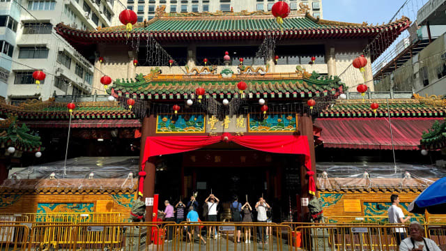 连续五年没有抢头香活动 信众看法参半 - 8world