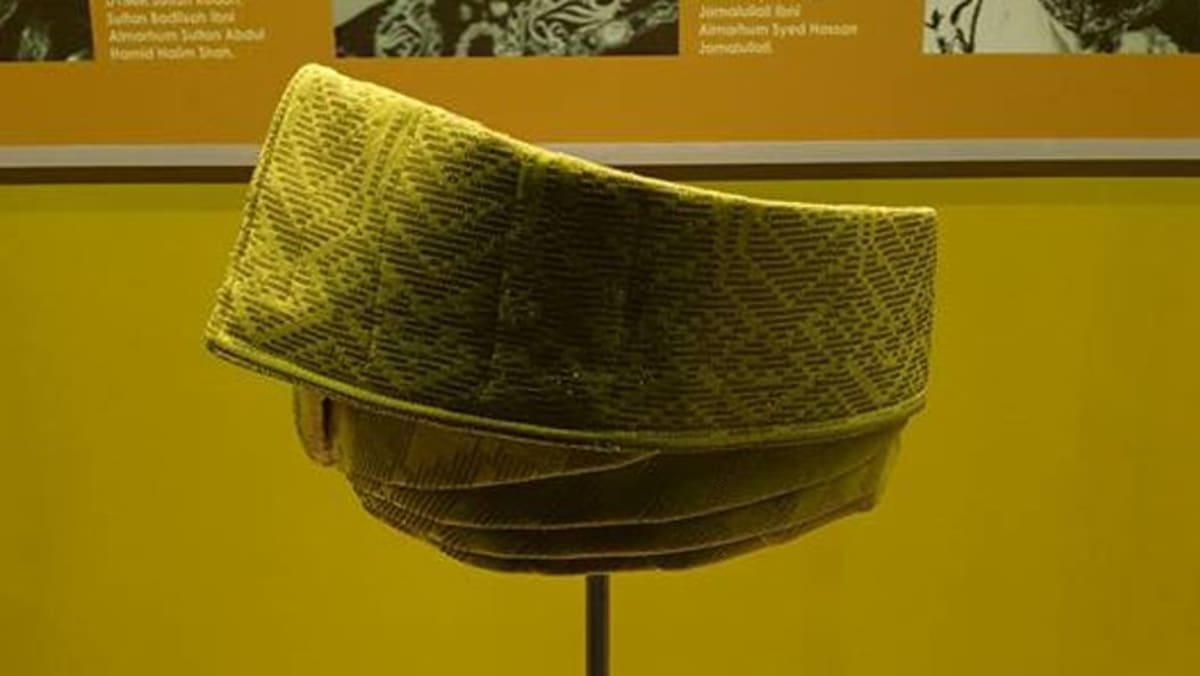 Tengkolok dengan ikatan Dendam Tak Sudah antara alat kebesaran dalam ...