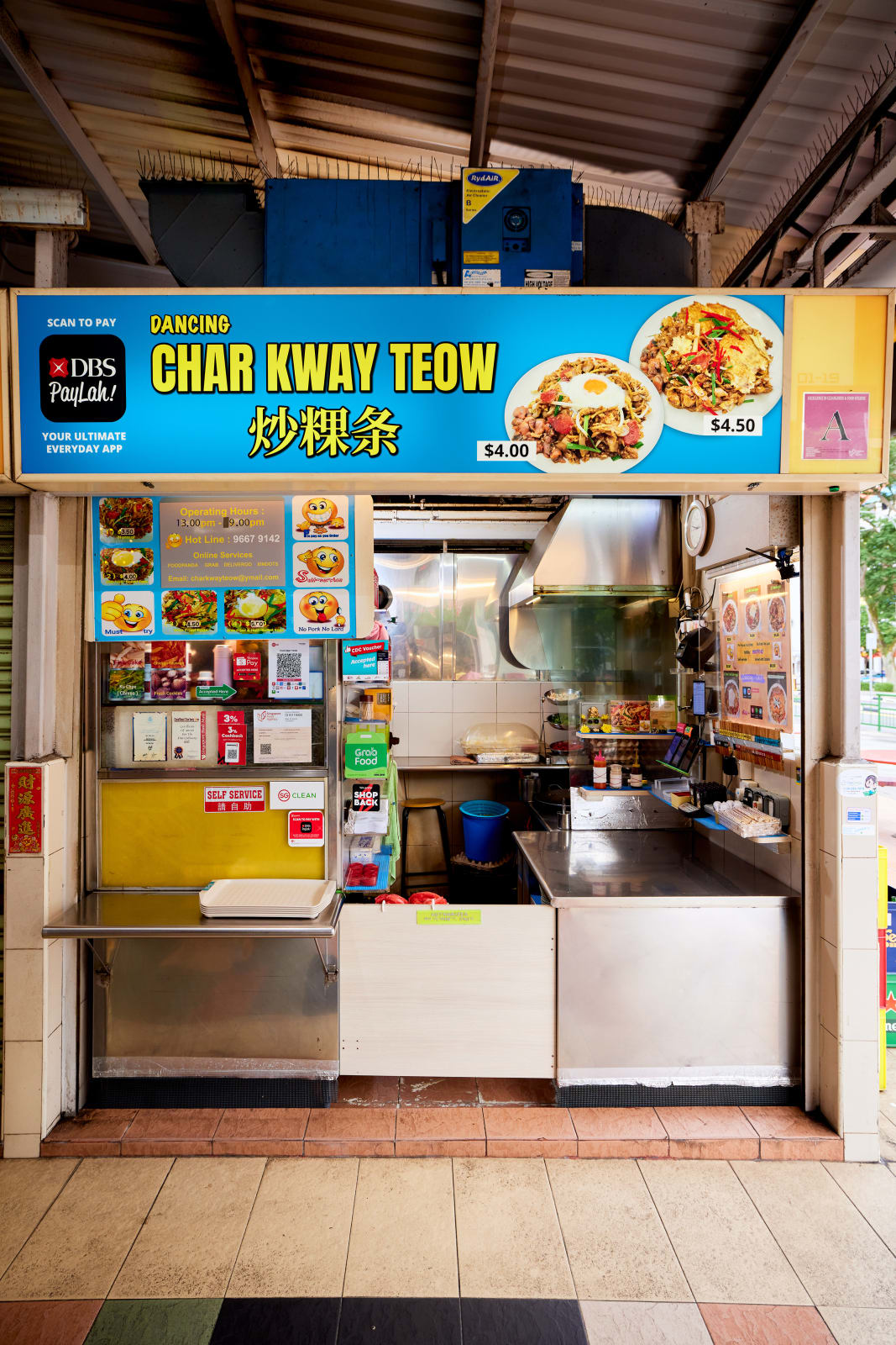Hawker Uncle Dances To Cha-Cha Music While Frying Char Kway Teow That ...