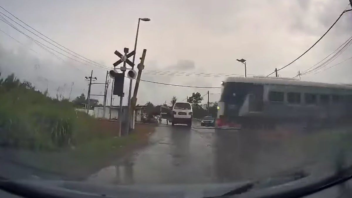 4 lelaki di Sabah ini nyaris-nyaris maut dirempuh kereta api - BERITA Mediacorp