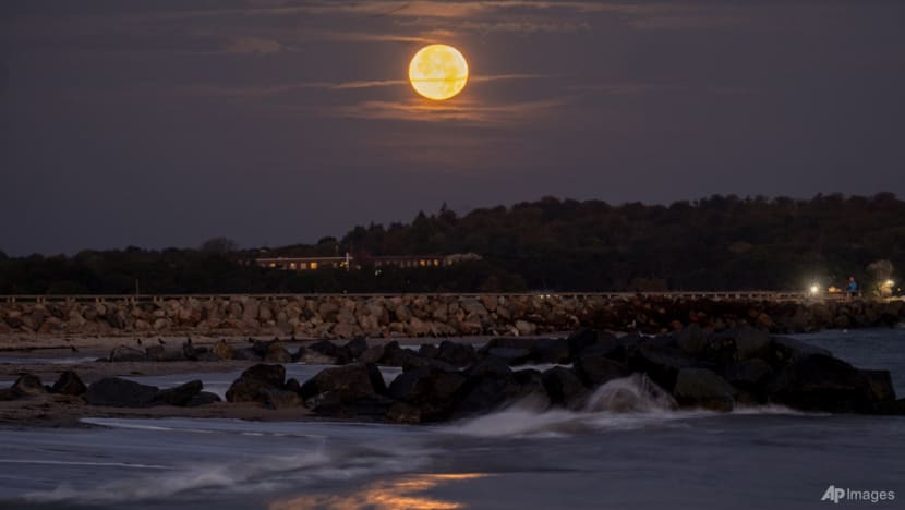 October's supermoon pairs with a comet for a special night-time ...