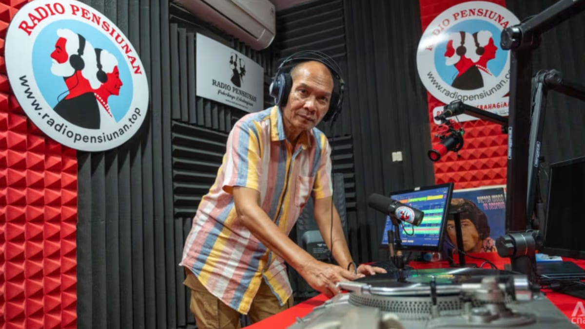 "Kilang kebahagiaan": Stesen radio pesara pertama Indonesia bantu warga ...