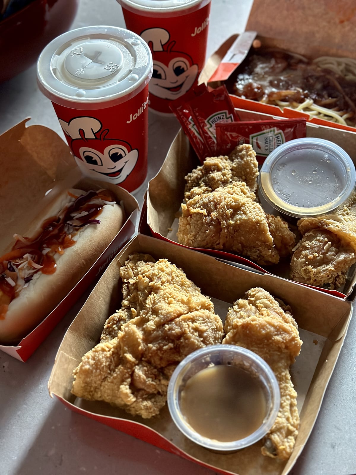 First Look: Jollibee Opens Fast Food Drive-Thru In S’pore - 8days
