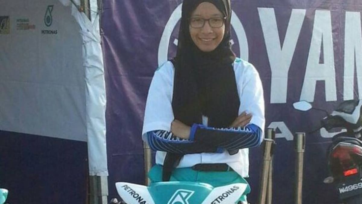 Pelumba motor muslimah kalahkan pelumba lelaki, tapi dikritik kerana ...