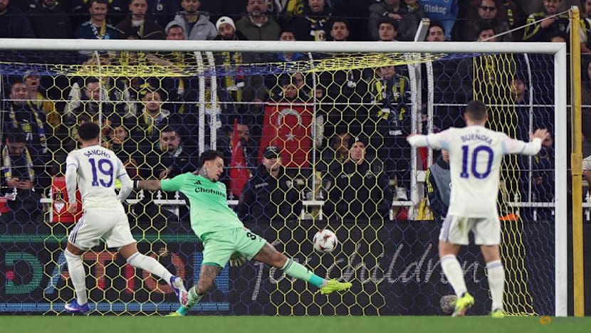 Pisilli's brace propels Roma past Stuttgart, fans clash at Europa ...