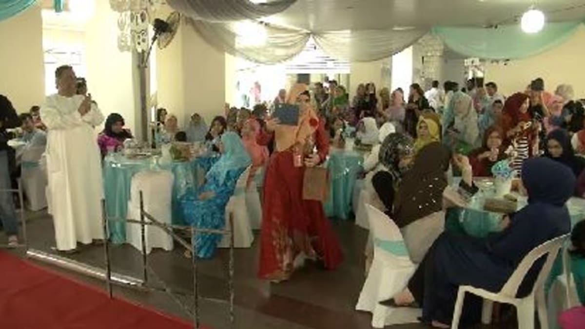 1,200 amah sambut Hari Raya dalam majlis besar-besaran di kolong HDB di ...