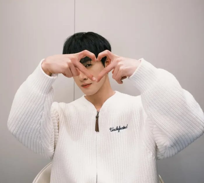 Chinese Heartthrob Mocked For Having... Ugly Thumbs - 8days