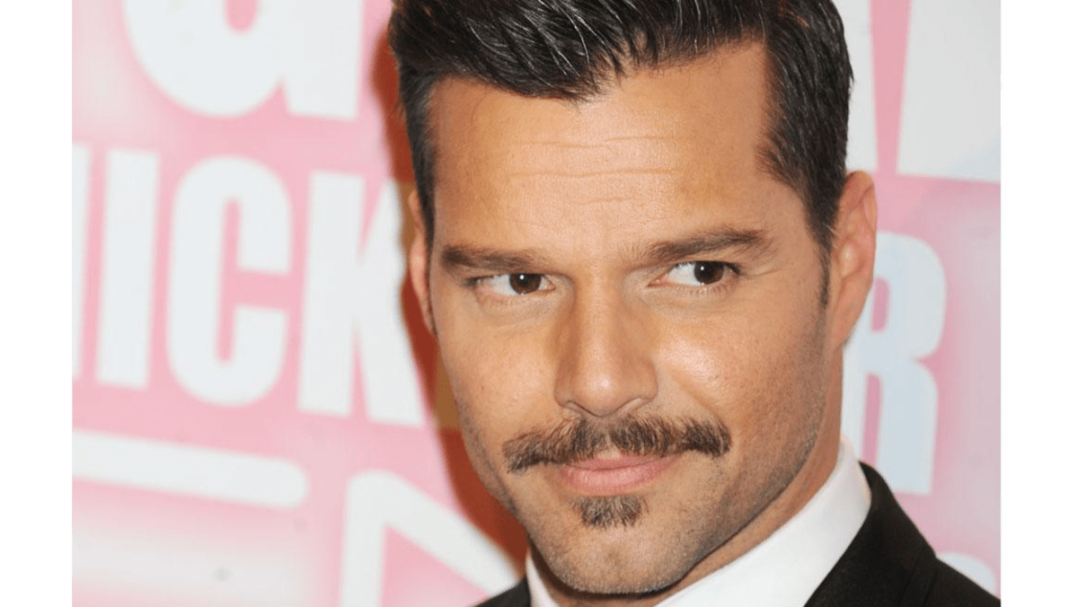 Ricky Martin 'fighting' for Puerto Rico - 8days