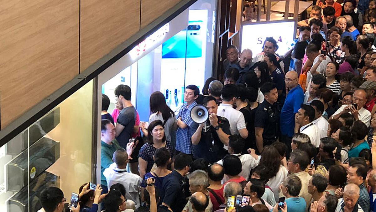 Huawei says sorry to irate customers after S$54 discounted phones 'sold ...