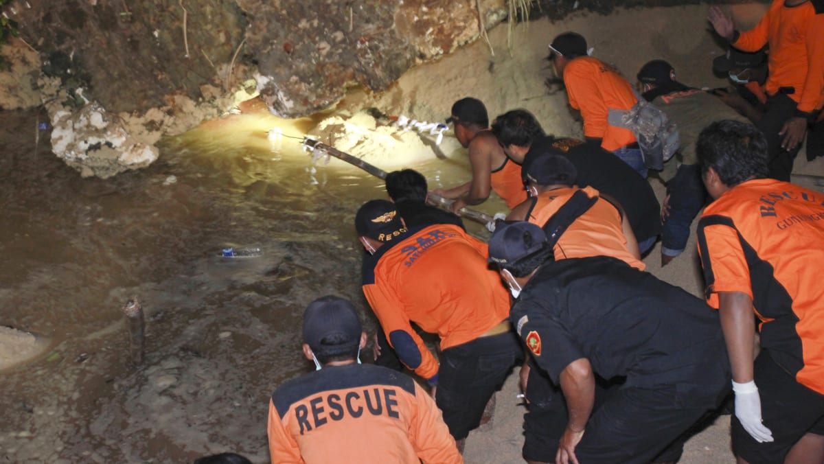 Cliff slide at Indonesia resort kills four, tide hampers rescue - TODAY