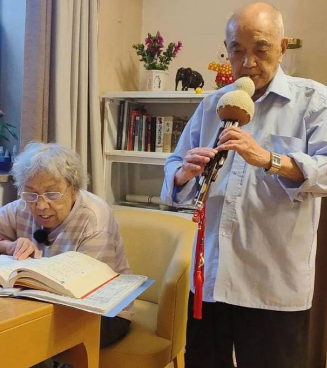 102-Yr-Old Man & 85-Yr-Old Woman Fall In Love At Old Folks Home ...