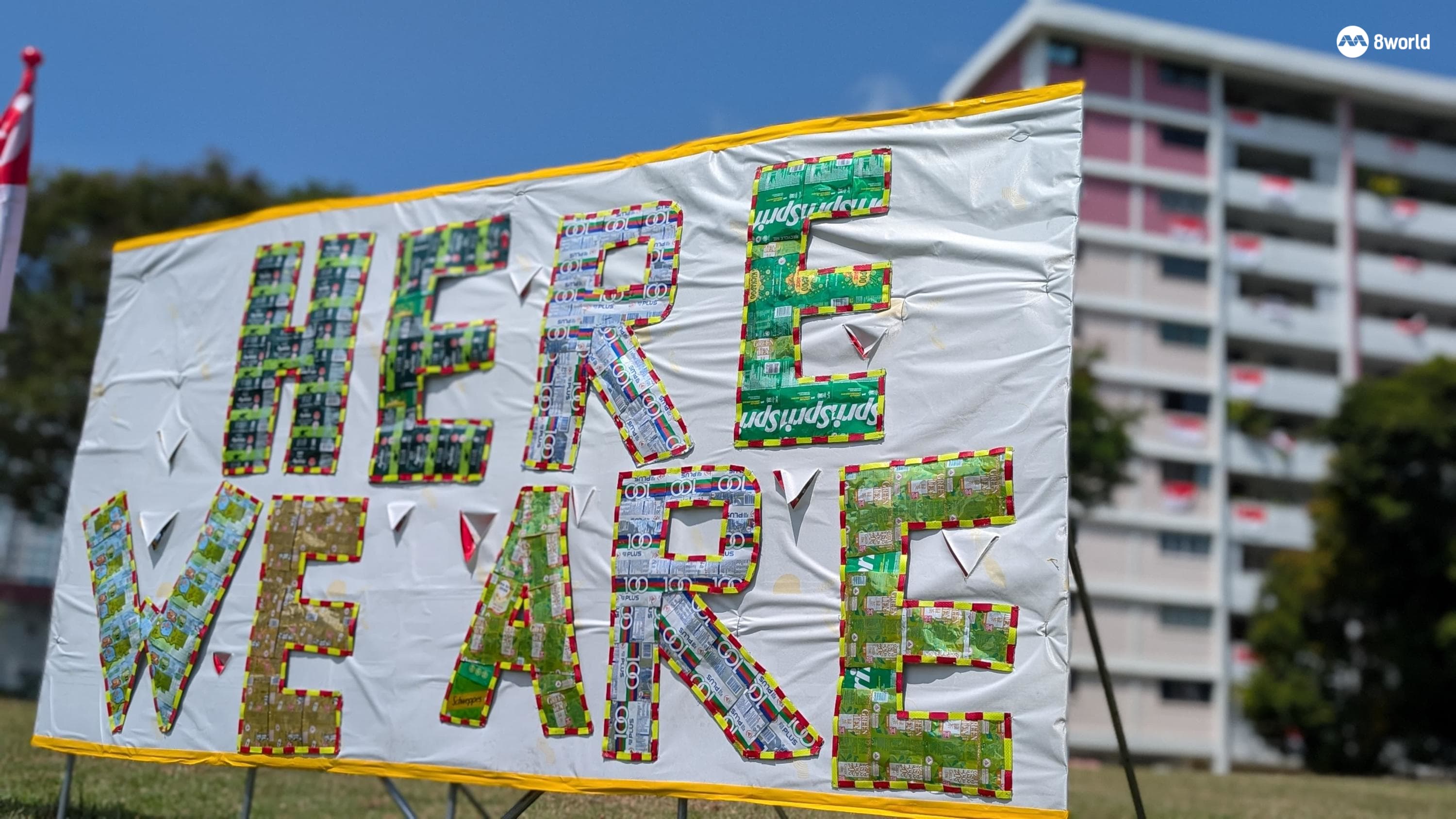 各个组屋区发挥巧思 以各种装饰迎接建国60周年 - 8world