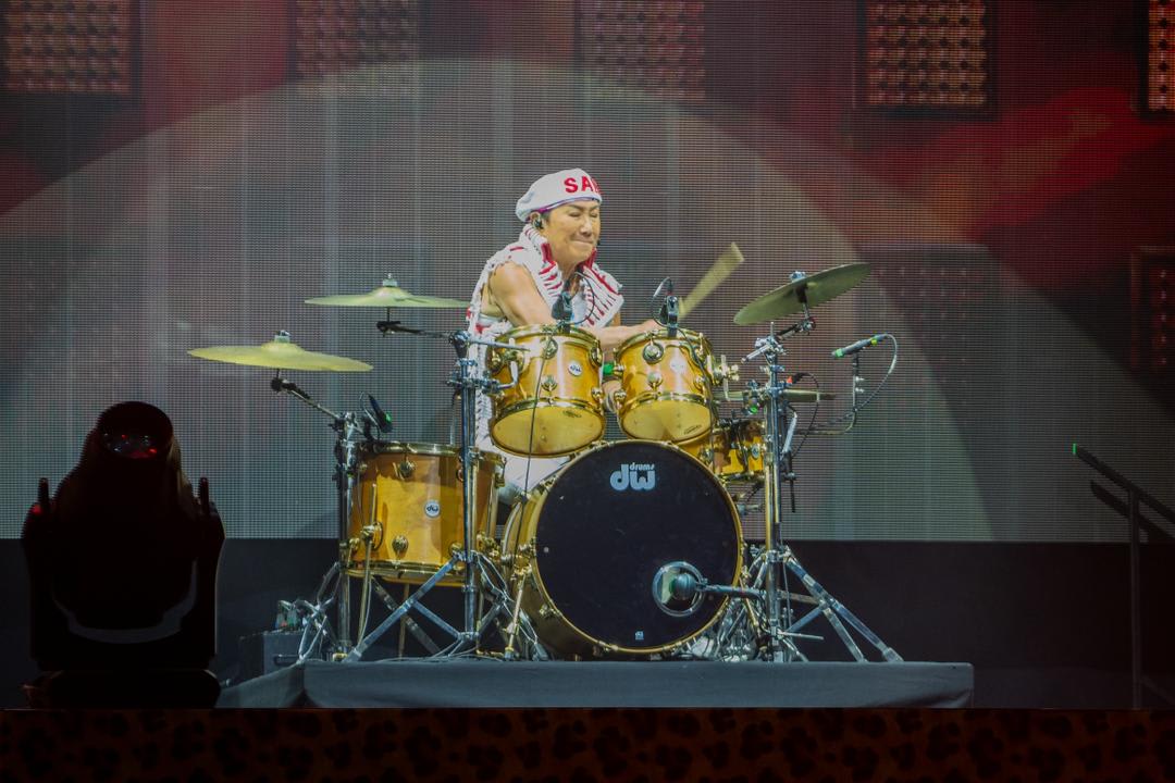 狮城开唱恰逢张国荣冥诞，许冠杰深情献唱追悼故友 - vibes by 8world