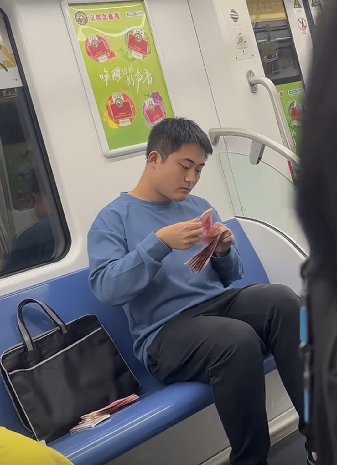 Man Spotted On Train Counting Cash Like A Bank Teller - 8days