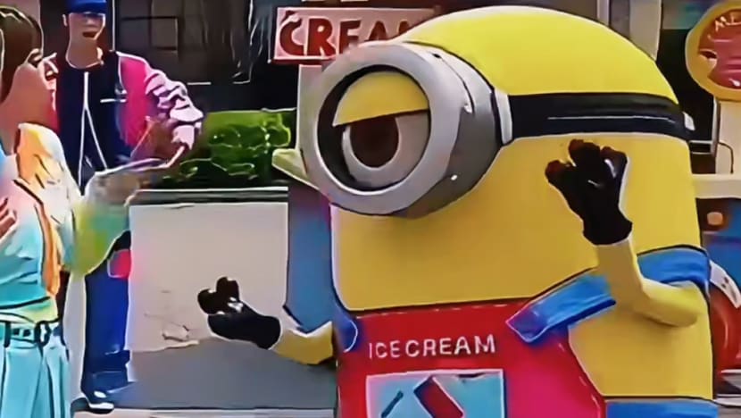 Minion Performer Falls Over At Universal Studios Beijing; Unable To Get ...