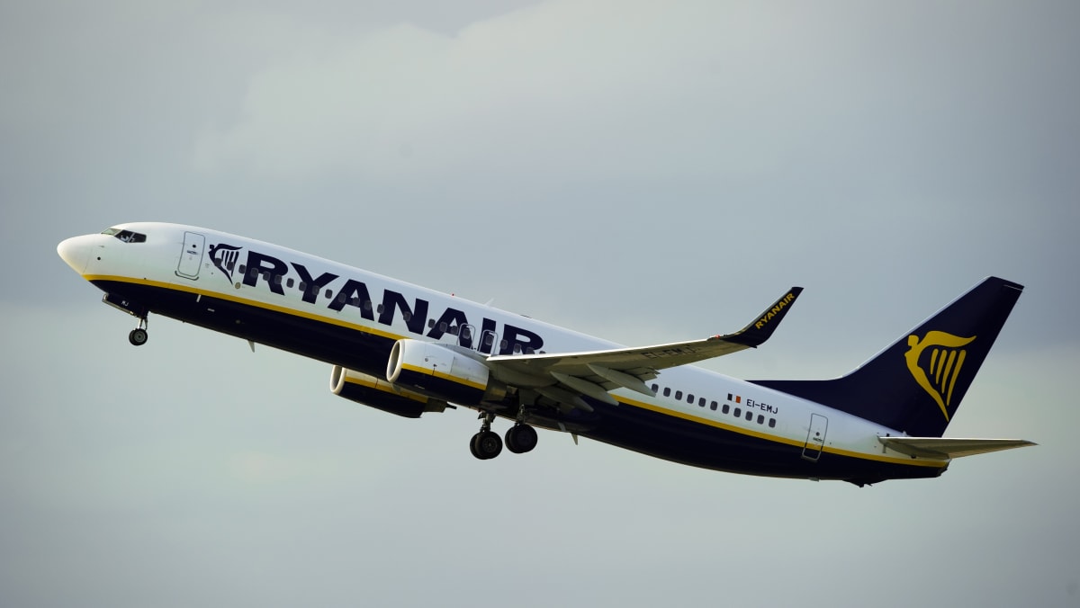 Drunk Liverpool fans force emergency flight landing - TODAY