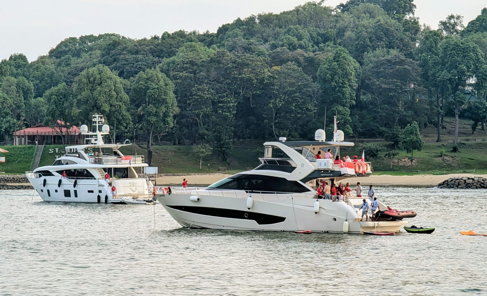 60艘游艇齐聚滨海湾一带海域 见证燃放烟火一刻 - 8world