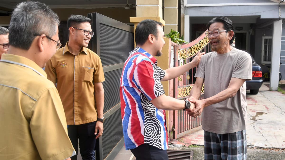 PM Anwar hulur sumbangan kepada Jalil Hamid - BERITA Mediacorp