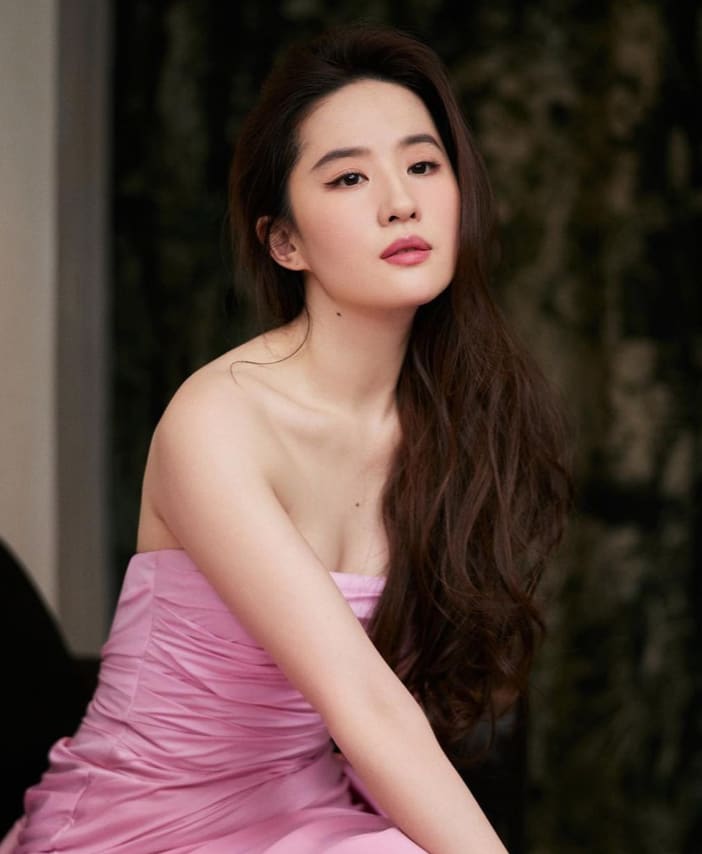 Chinese Actress Liu Yifei, 35, Looks The Same Now As When She Was 15 ...