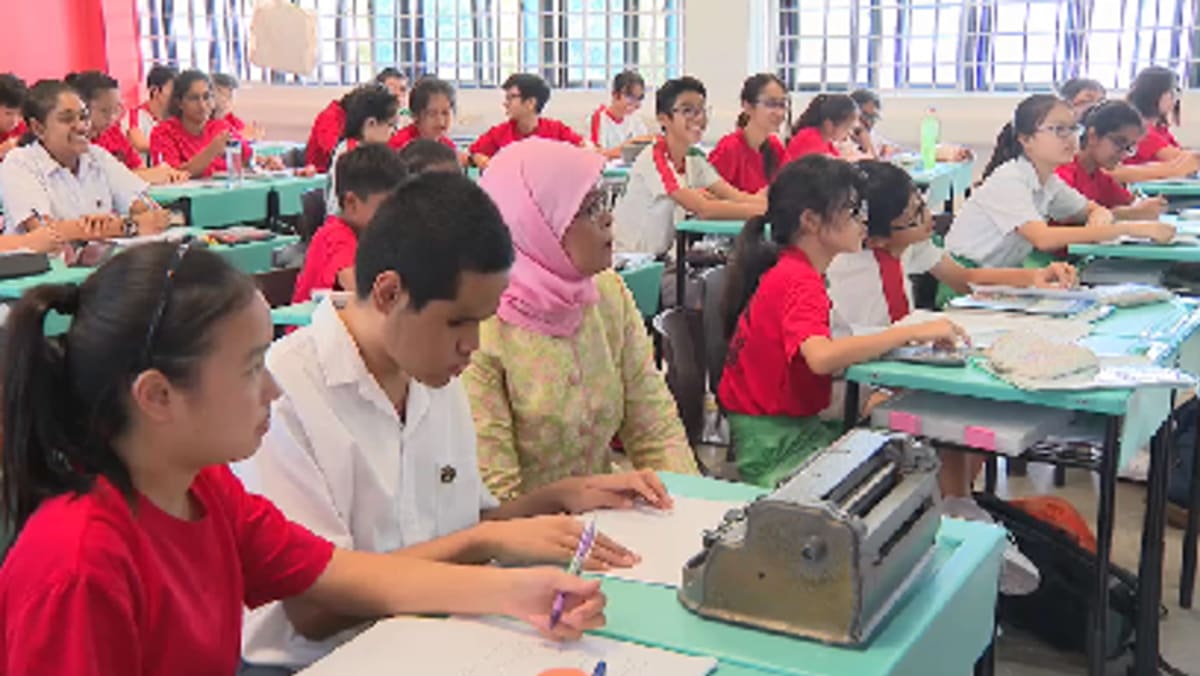 Presiden Halimah masuk kelas murid kurang daya penglihatan Sekolah ...