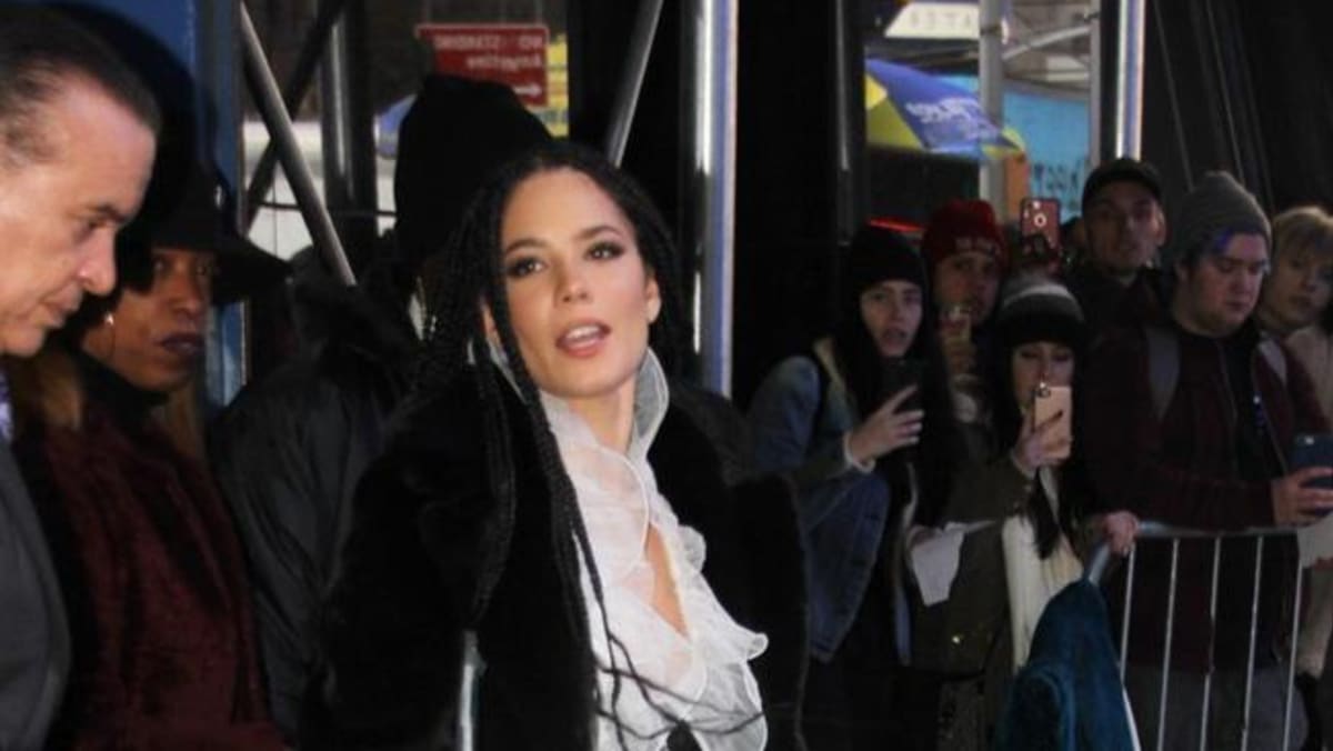 Halsey breaks her foot - 8days