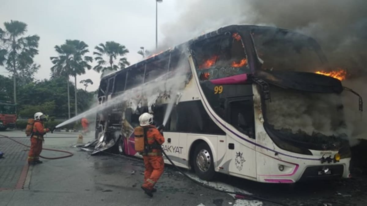 Penumpang cemas apabila bas ekspres 2 tingkat terbakar - BERITA Mediacorp