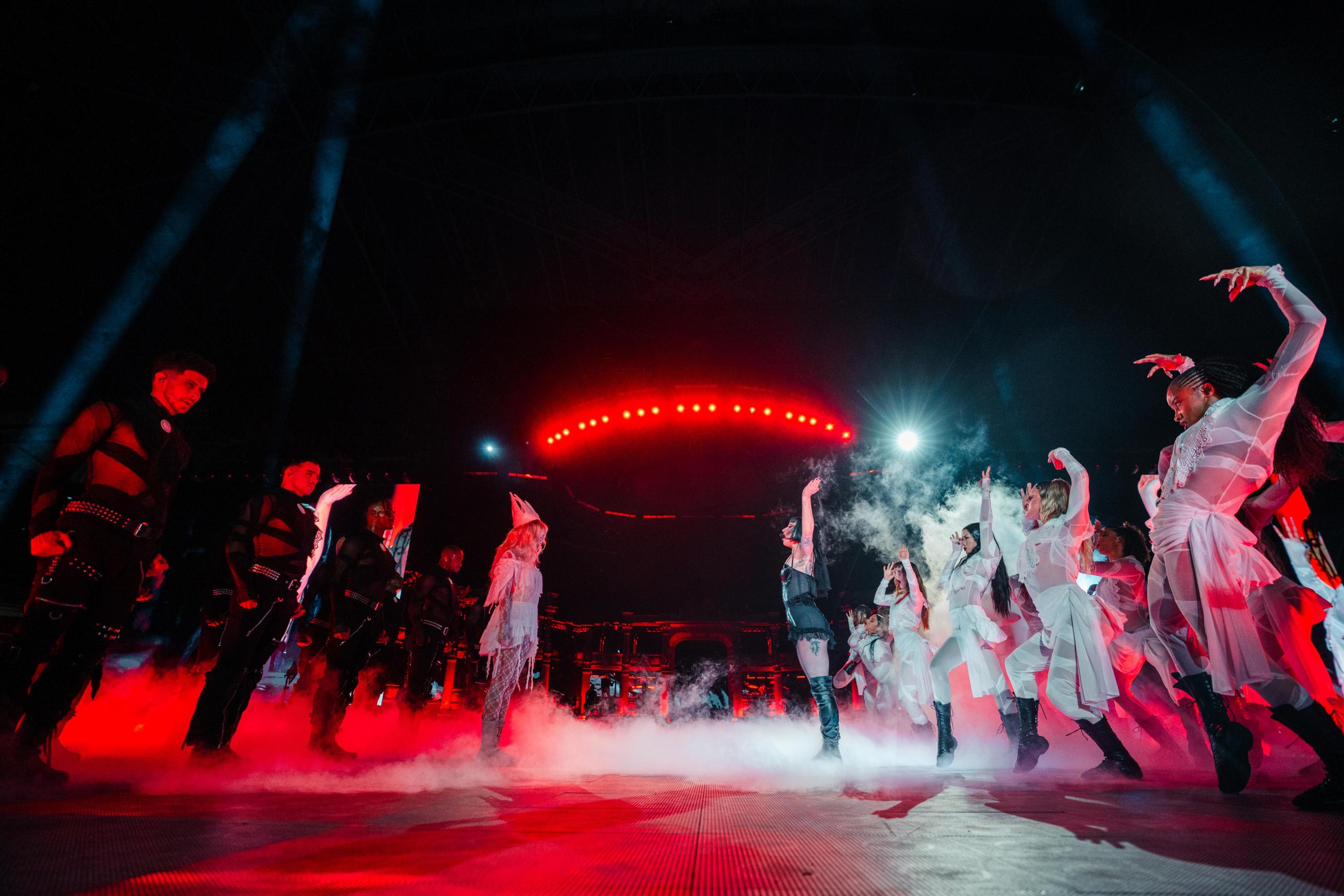 新加坡国旗高挂舞台！Lady Gaga燃爆开唱，深情告白“小怪兽”！ - vibes by 8world