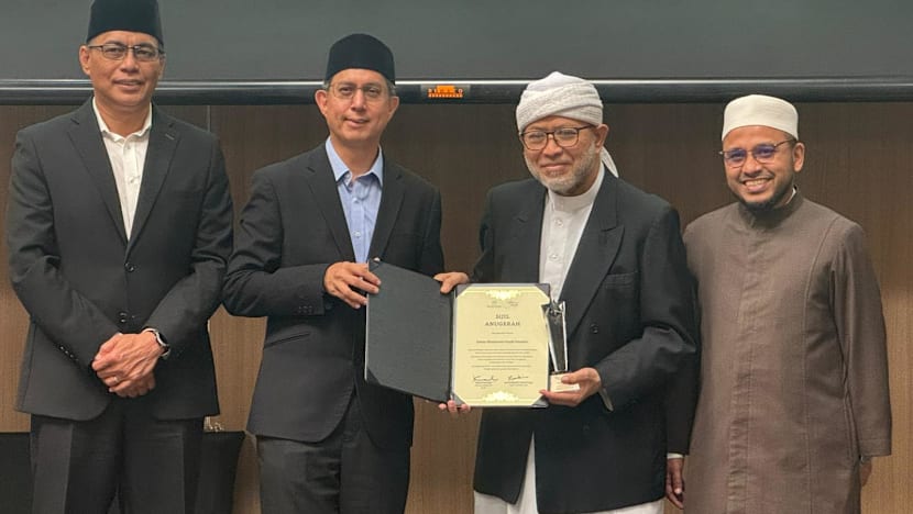 Dr Fatris Bakaram, Ustaz Mohamad Hasbi Hassan penerima Anugerah Al-Imam ...