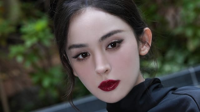 传古力娜扎遭女星抢休息室，被反锁门外30分钟！ - vibes by 8world