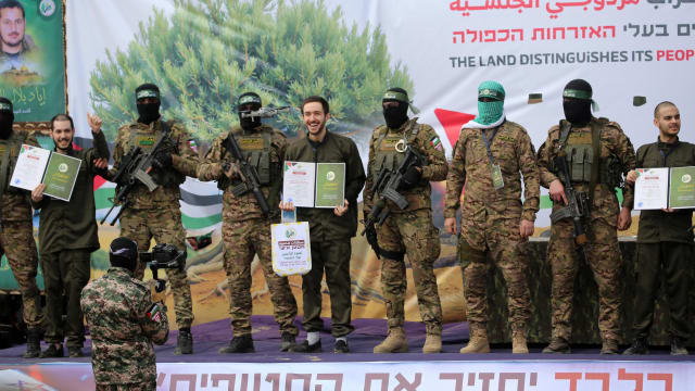 以色列推迟释放囚犯 要求哈马斯停止羞辱人质仪式 - 8world